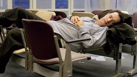 The Terminal: recensione del film di Steven Spielberg con Tom Hanks ...