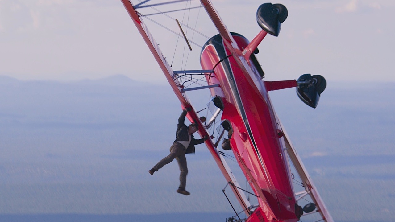 Tom Cruise appeso a un aereo della Seconda Guerra Mondiale per Mission: Impossible 8
