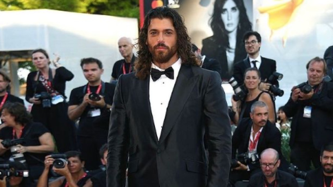 Can Yaman non lo nasconde: ''Senza di loro, non me la vivrei bene''