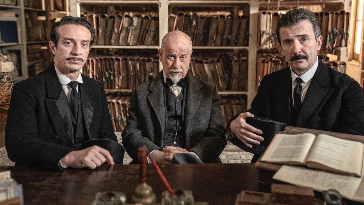 La stranezza: la recensione del film di Roberto Andò con Toni Servillo insieme a Ficarra e Picone