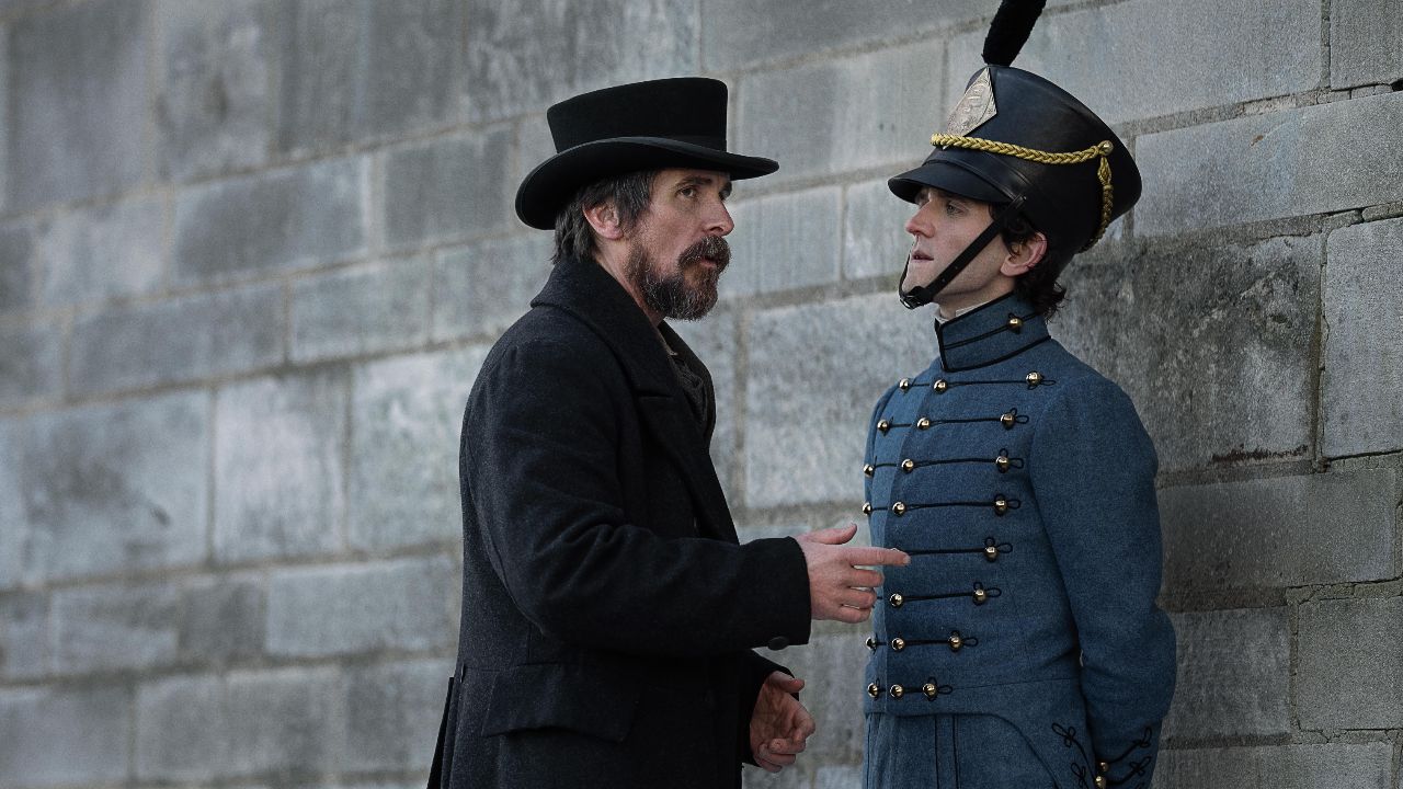 The Pale Blue Eye - I delitti di West Point: il trailer ufficiale ...