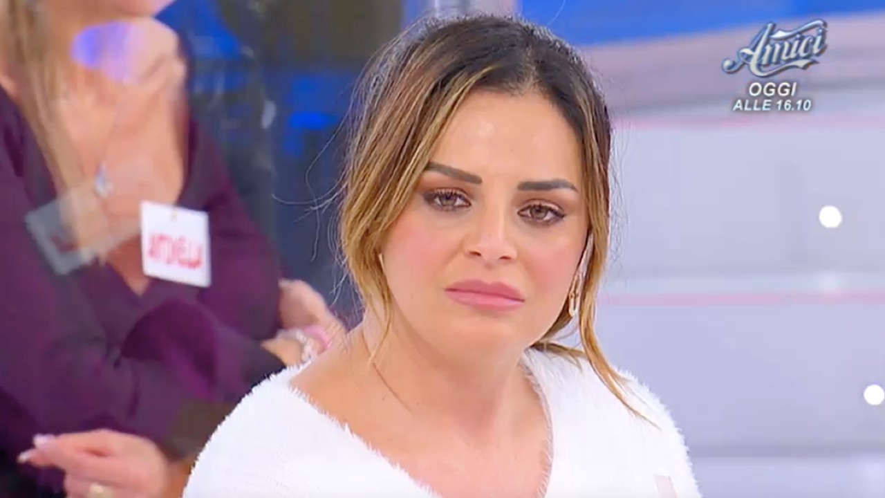 Uomini e Donne, Roberta Di Padua nel mirino di Gianni Sperti: le ...