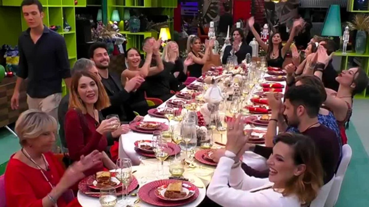 Grande Fratello Vip: scattano baci appassionati tra due concorrenti ...