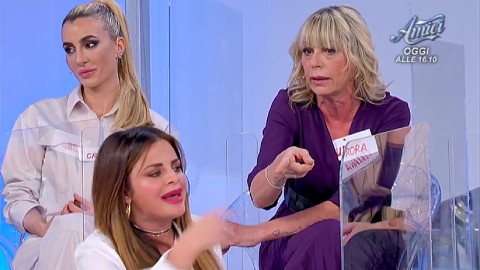 Uomini e Donne, Roberta Di Padua contro Aurora Tropea: "Impara a ...