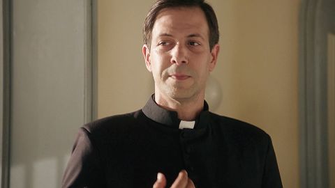 La Promessa Anticipazioni Spagnole: Chi è davvero Padre Camillo? Ecco ...