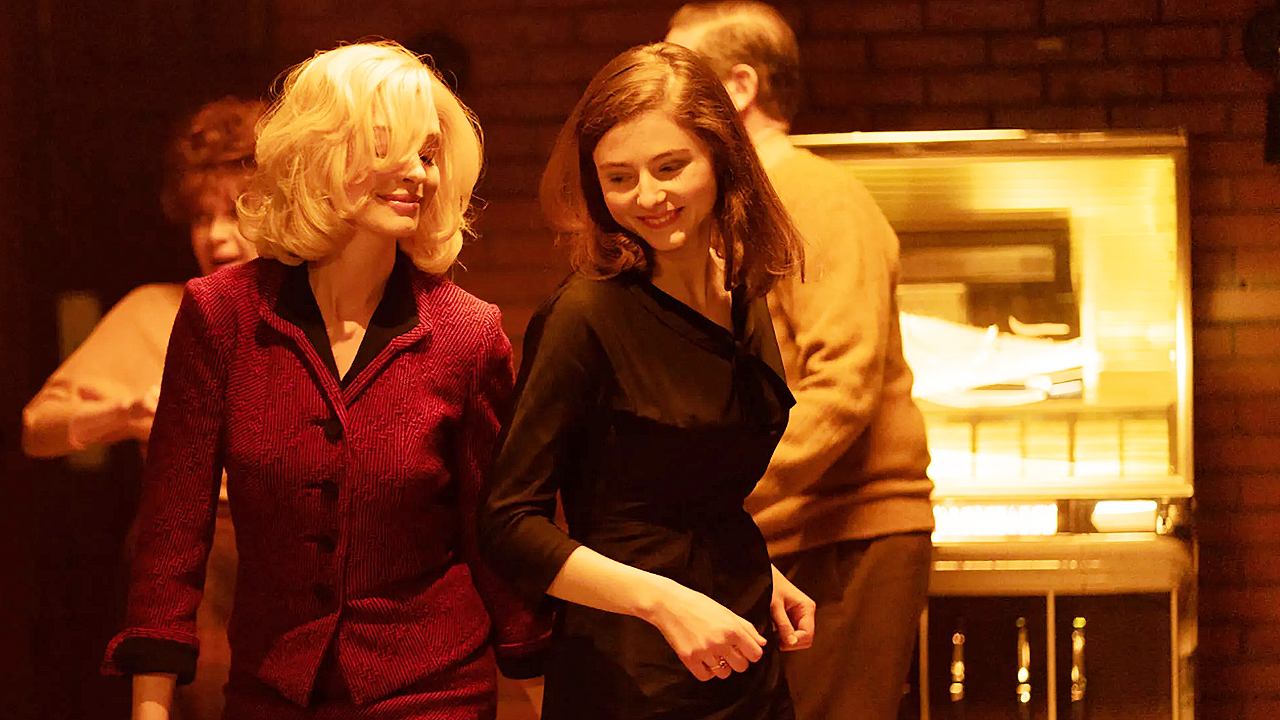 Eileen, la recensione del thriller con Thomasin McKenzie e Anne Hathaway