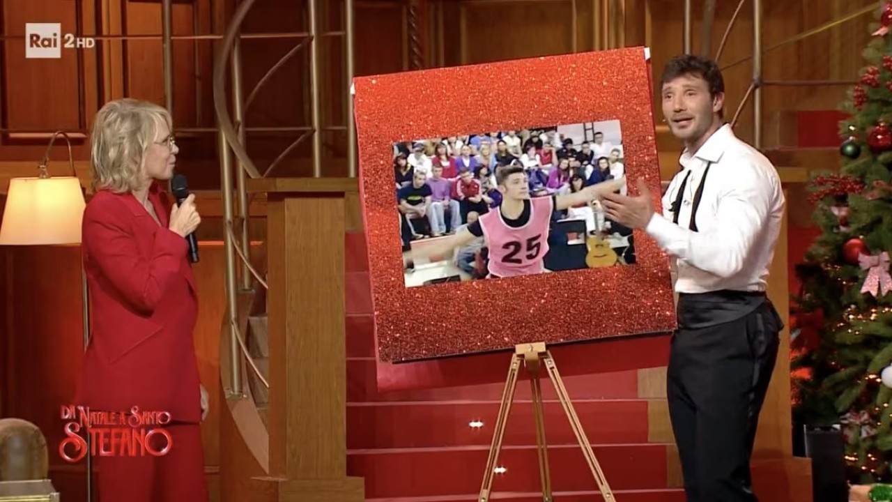 Stefano De Martino e Maria De Filippi, la commovente reunion durante il Christmas show del ...