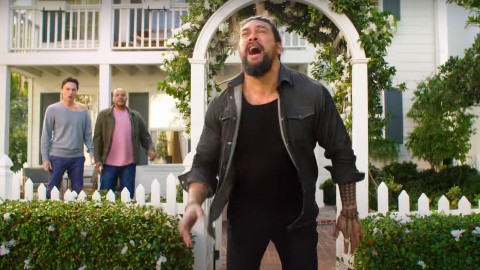 Jason Momoa canta e balla What a Feeling in una pubblicità per il Super ...