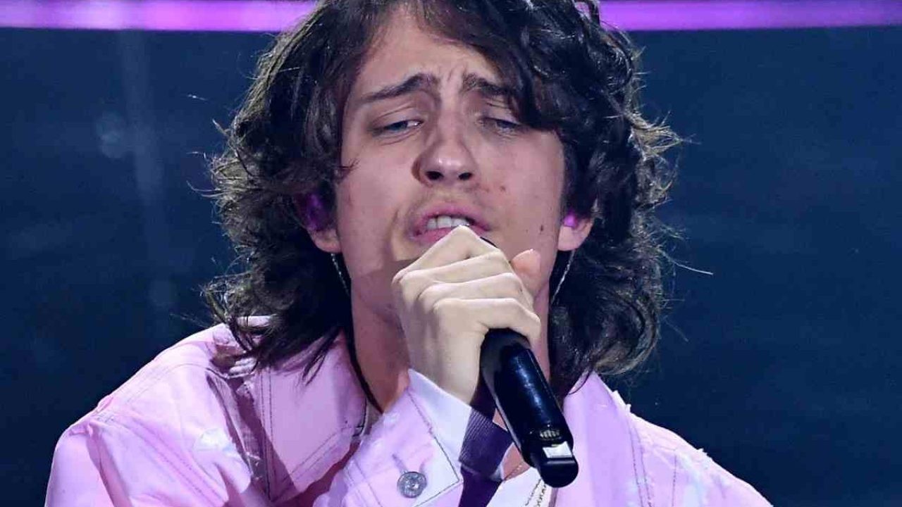 Amici, Sangiovanni e l'annuncio shock: "Mi fermo, non posso continuare così"