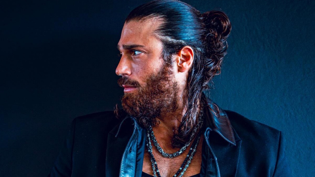 Can Yaman fa girare la testa alle Fan, così cavalca la sua Stella sul ...