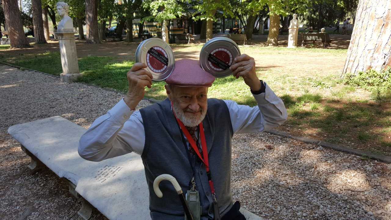 Io, il tubo e le pizze, opera postuma di Ugo Gregoretti, in tour nelle ...