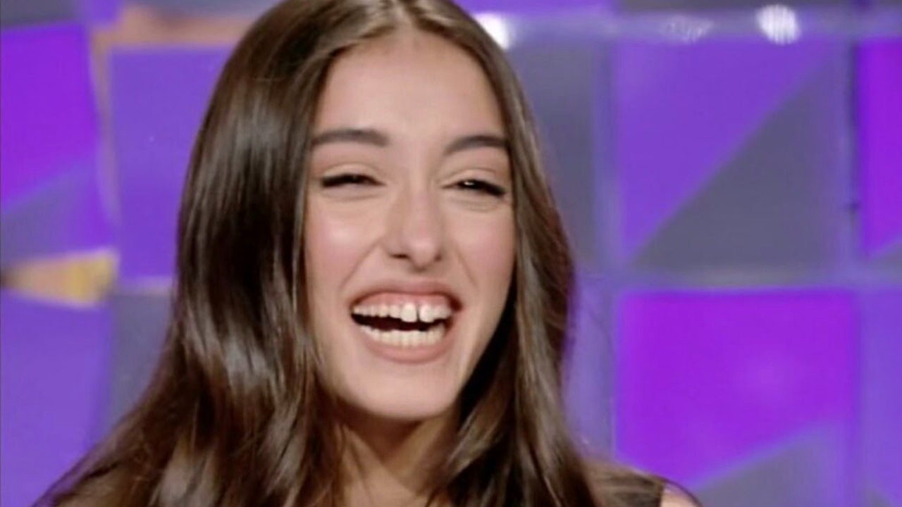Amici Giulia Stabile insultata per il suo sorriso | la risposta ...
