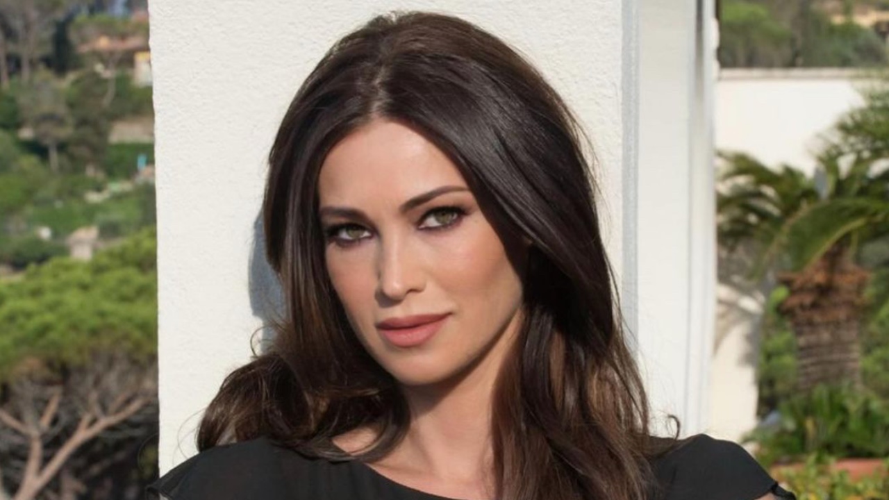 Manuela Arcuri racconta del nudo artistico e dell'amore vero per Garko