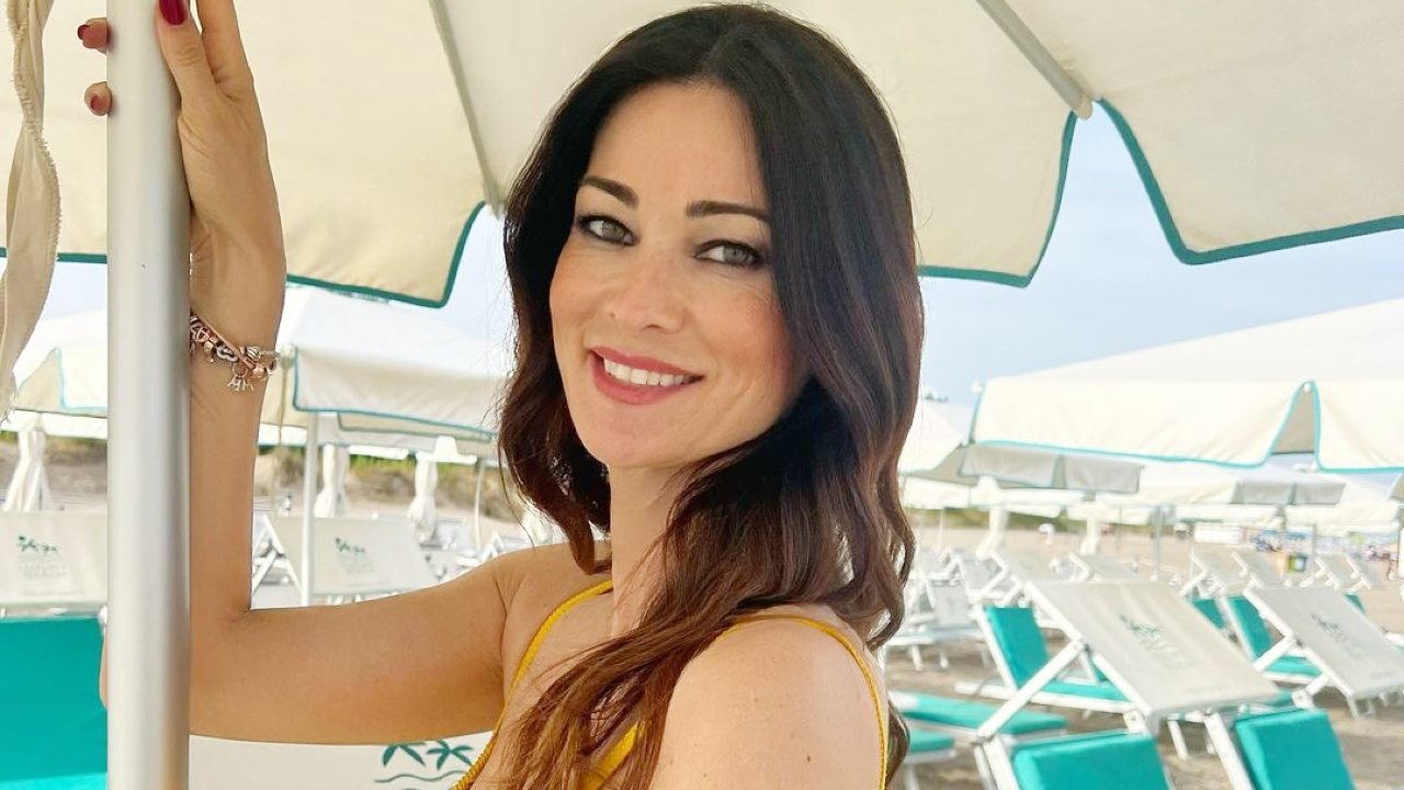 Manuela Arcuri svela il suo passato sentimentale tra Totti e Garko mentre torna al cinema con ...