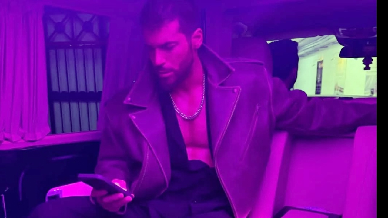 Can Yaman e lo scatto dolcissimo con mamma Guldem davanti l'albero di ...