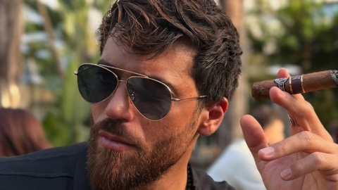 Can Yaman si rilassa a Roma, ecco le nuove foto del divo turco