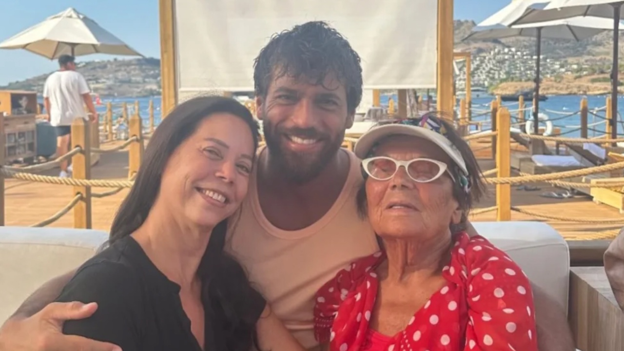 Can Yaman presenta la fidanzata in famiglia, il dolce scatto con la ...