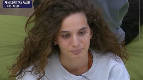 Amici 25: Penelope in lacrime, la reazione di Maria De Filippi (VIDEO)