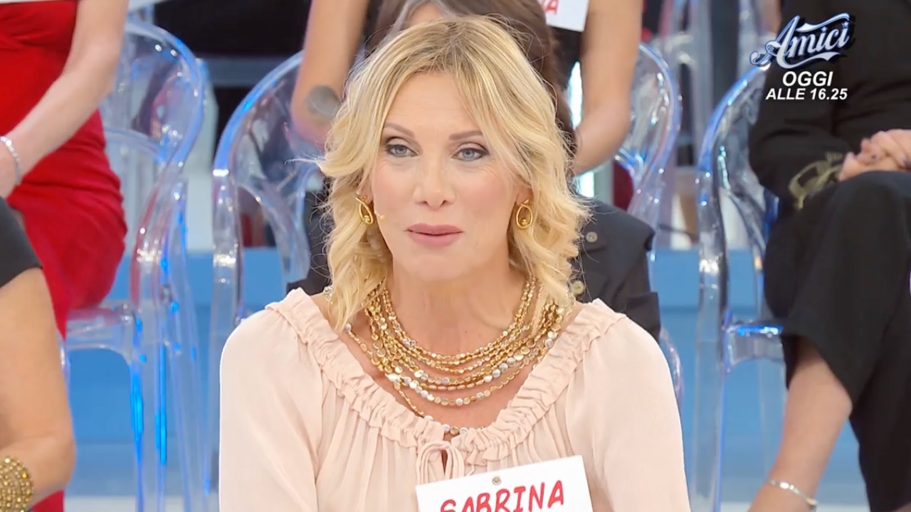 Uomini e Donne, Maria De Filippi sospettosa: Sabrina Zago continua a ...