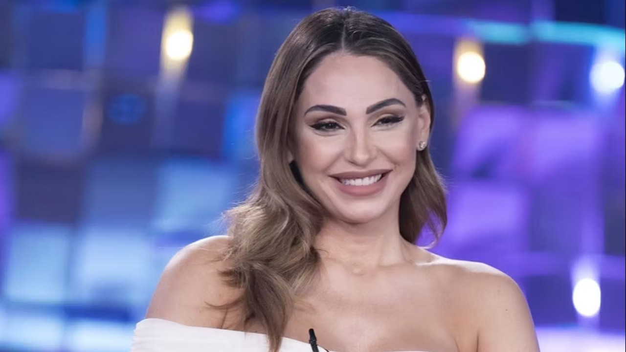 Anna Tatangelo pubblica il primo scatto con la figlia Beatrice e il ...
