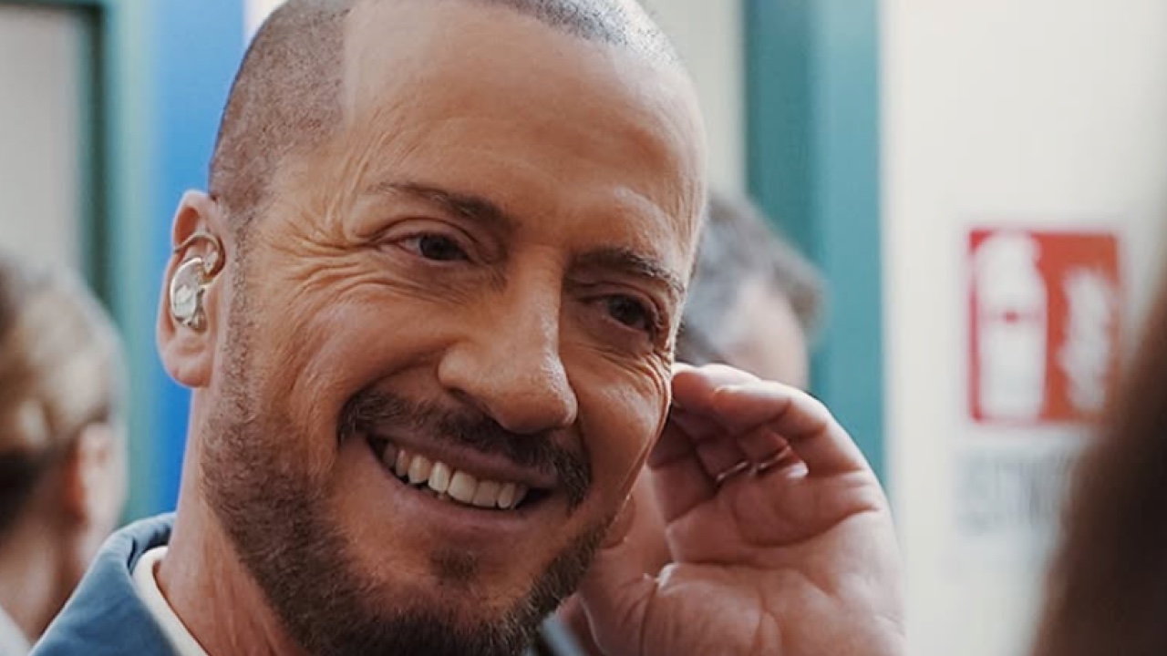 Sanremo 2026, Raf con le mani nei pantaloni prima dell'esibizione: il ...