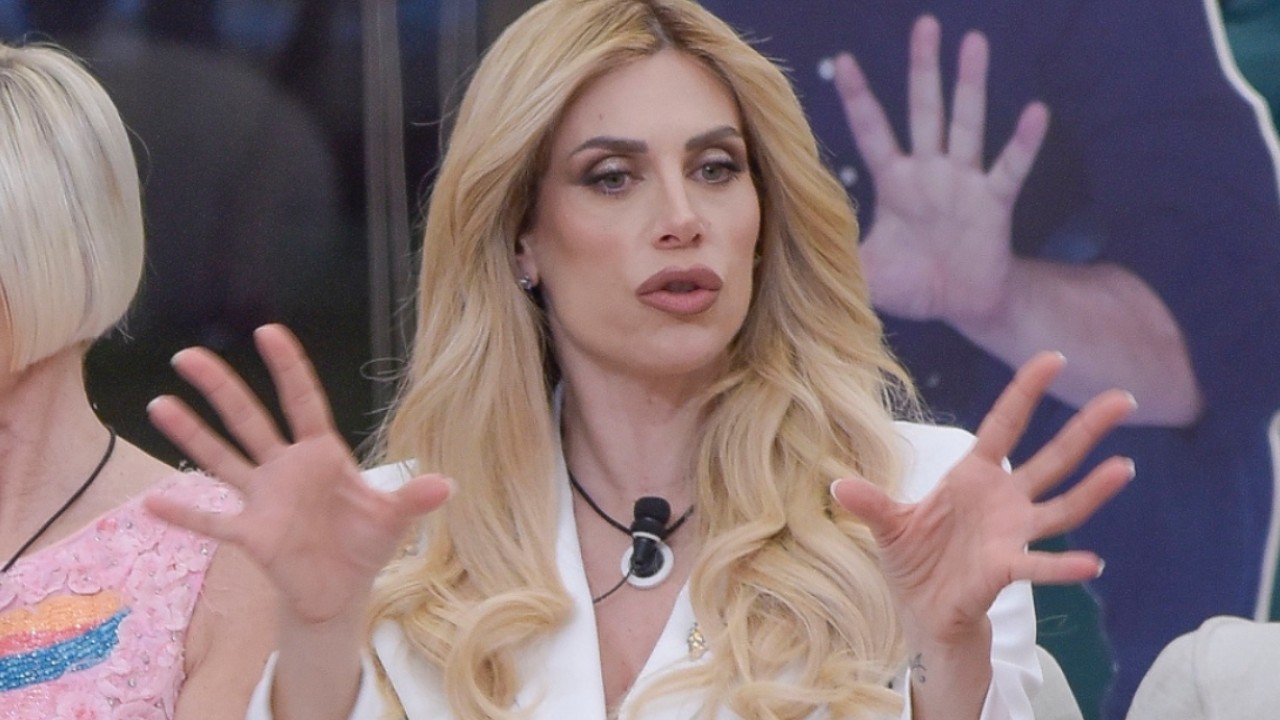 Frase shock al Grande Fratello Vip, Paola Caruso cita il Duce: la ...