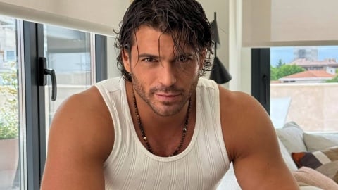 Can Yaman mostra la sua collezione di spille e occhiali da sole: che stile