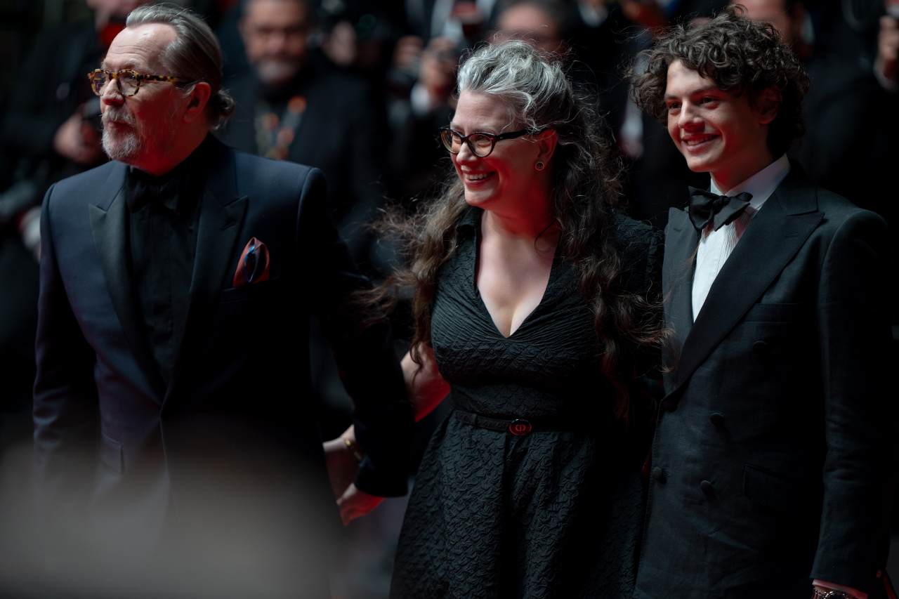 Cannes 2024, red carpet con Paolo Sorrentino e il cast di Parthenope ...