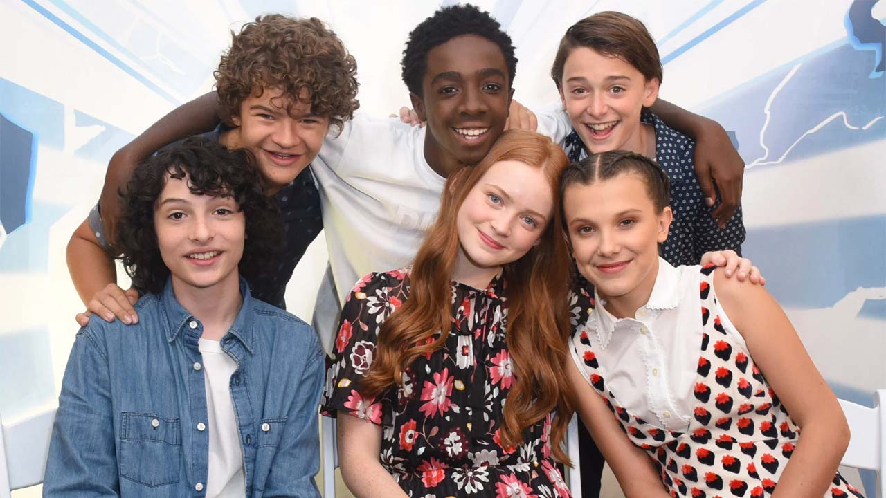 Stranger Things 4: Un nuovo video mostra il cast riunito al tavolo di ...