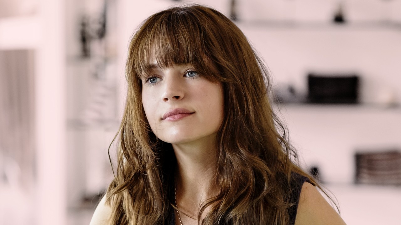 The Rookie: Britt Robertson sarà una brillante analista dell'FBI nello ...