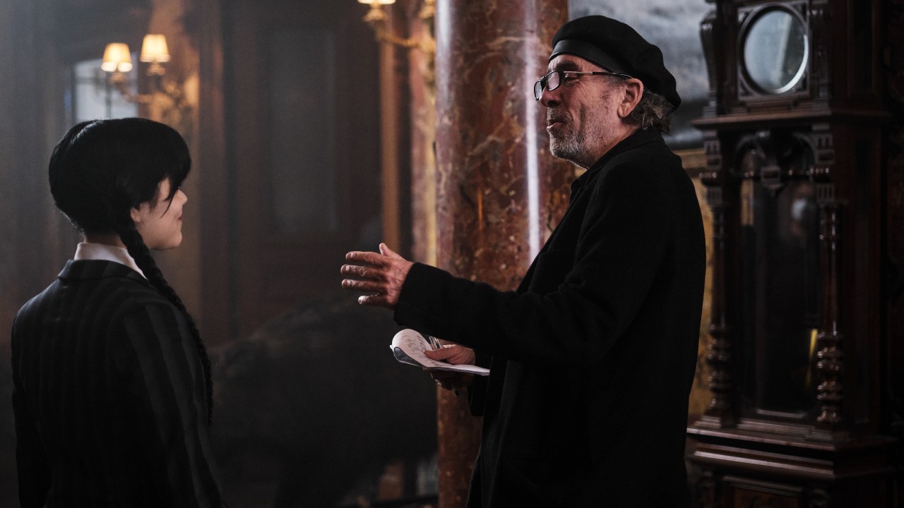 Mercoledì: Tim Burton racconta la serie Netflix in una nuova featurette dietro le quinte