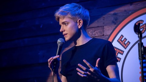 Tall Pines: Netflix ordina la nuova serie di e con la comica Mae Martin