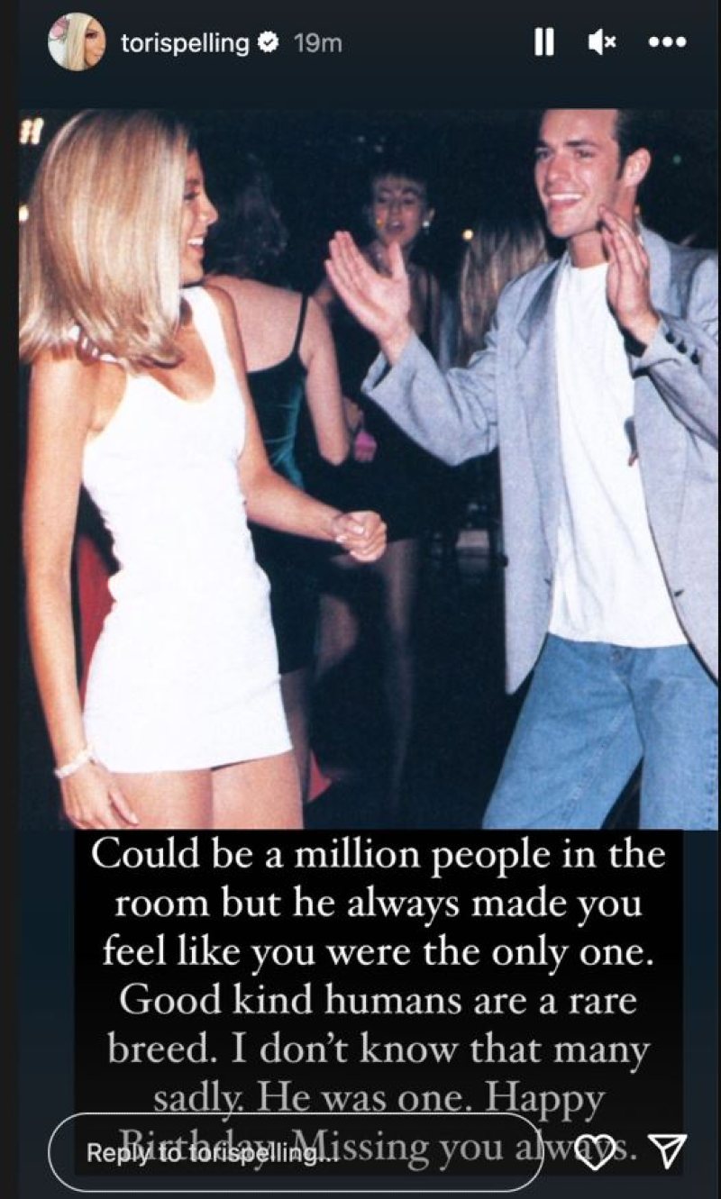 Beverly Hills, 90210: Tori Spelling ricorda Luke Perry che avrebbe ...