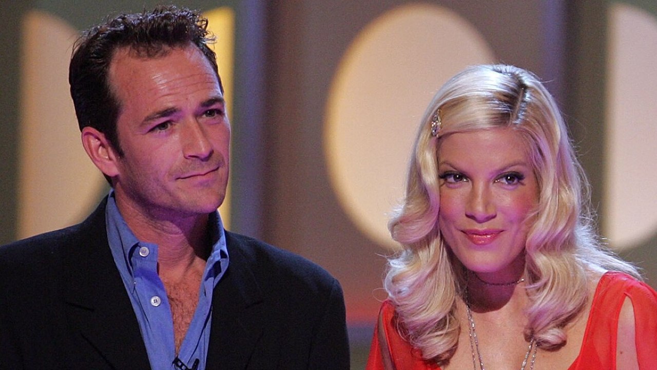 Beverly Hills, 90210: Tori Spelling ricorda Luke Perry che avrebbe ...