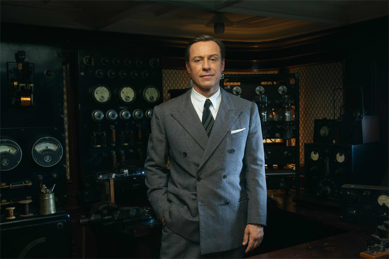 Stefano Accorsi è l'inventore Guglielmo Marconi nella prima foto della ...