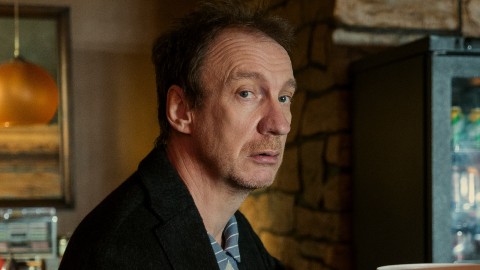 David Thewlis sarà Sherlock Holmes in una nuova serie di The CW