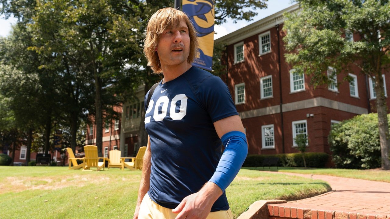 Glen Powell irriconoscibile nella prima foto di Chad Powers, P.J. Byrne ...