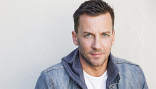 Charmed: Il remake di Streghe affida un ruolo a Craig Parker
