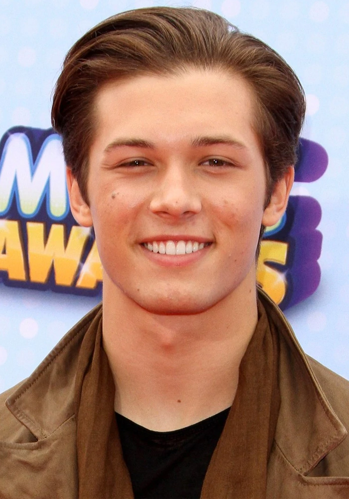 Leo Howard biografia