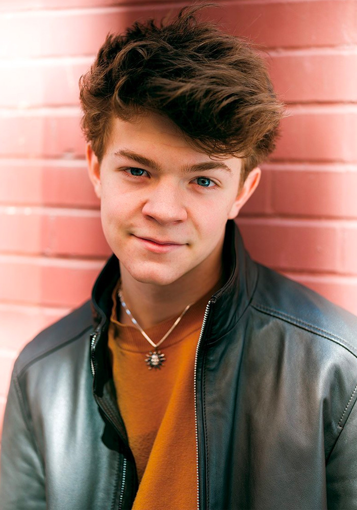 Oakes Fegley biografia